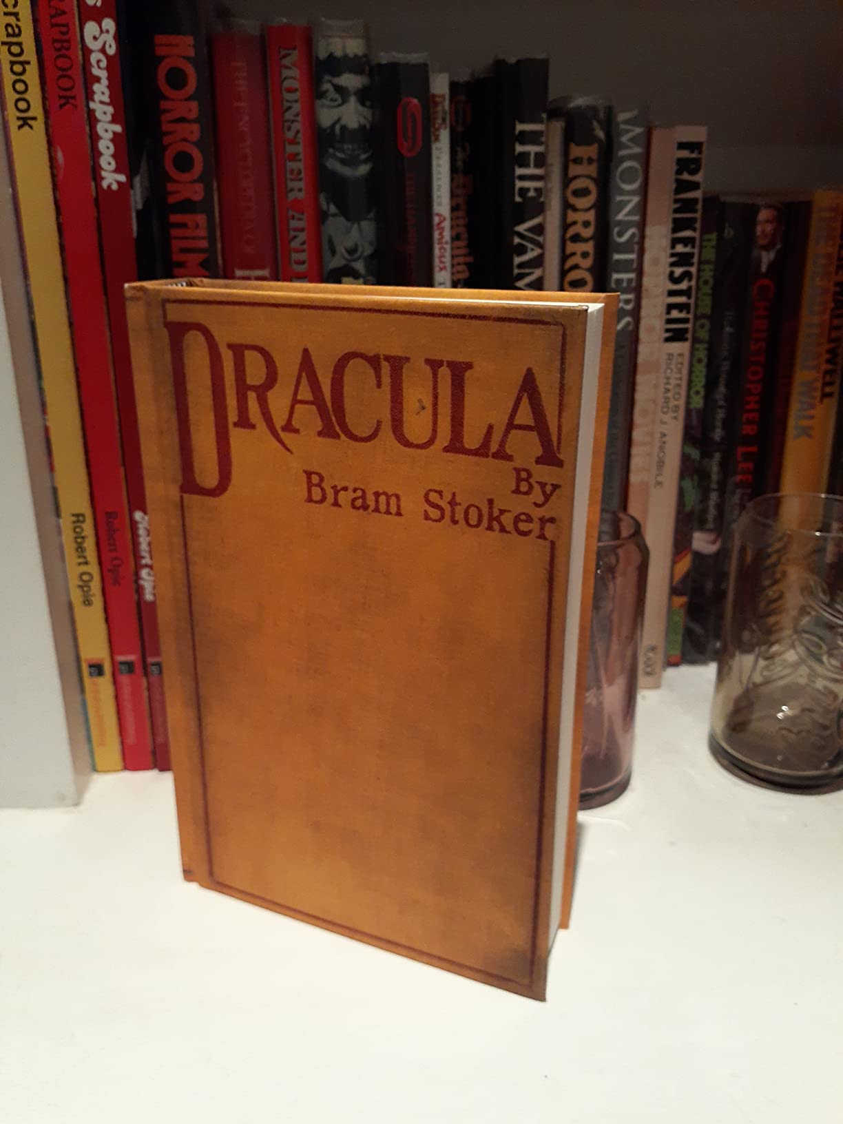 Dracula. First Edition 1897: Amazon.co.uk: Stoker, Bram, Serra Galvez ...