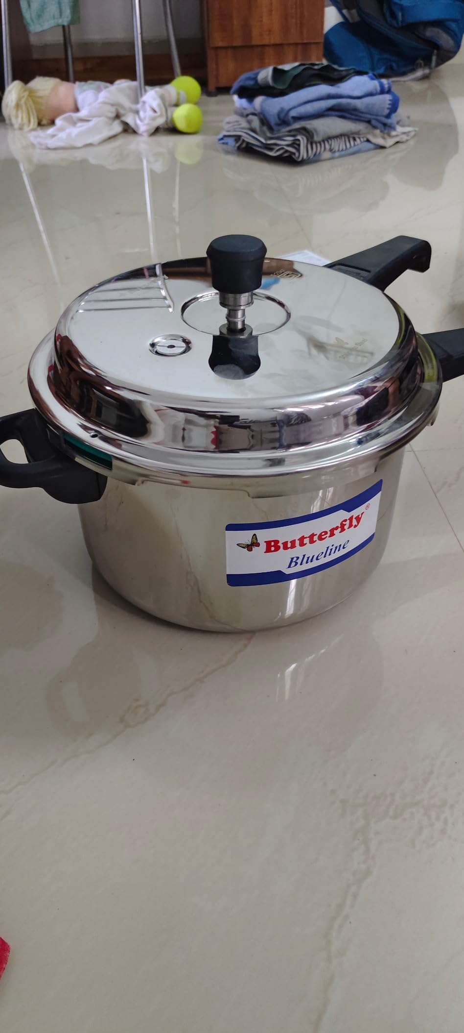 Buy Butterfly Blue Line Stainless Steel Outer Lid Pressure Cooker, 5 ...