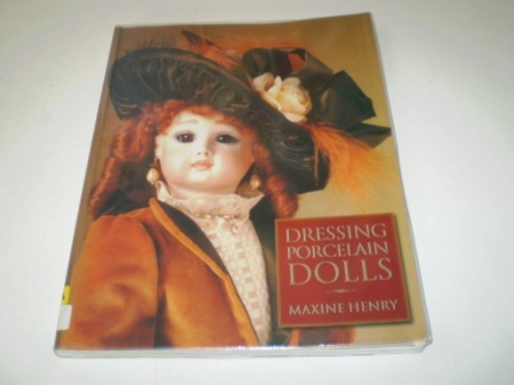 Dressing Porcelain Dolls: Henry, Maxine: 9780713481716: Amazon.com: Books