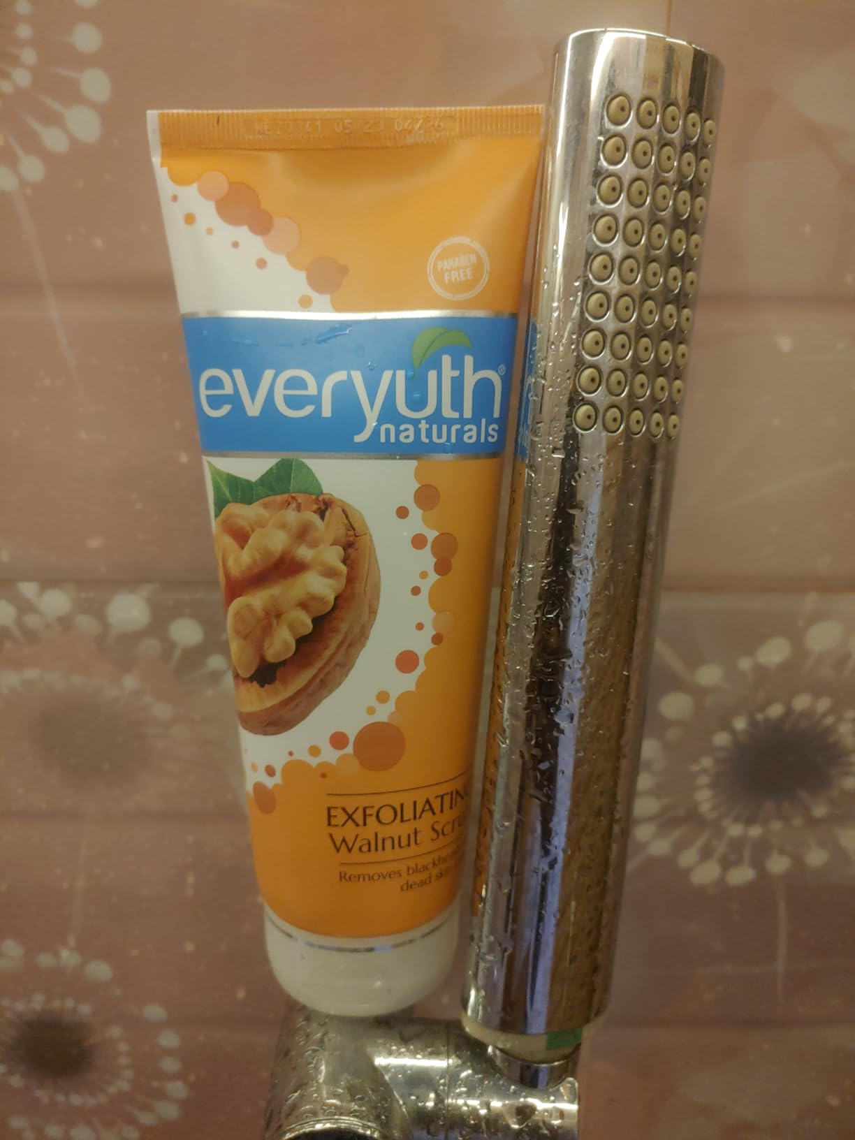 Buy Everyuth Naturals Exfoliating Walnut Scrub, 200gm, Tube Online at ...