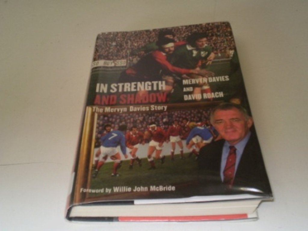 In Strength and Shadow: The Mervyn Davies Story: Davies, Mervyn, Roach ...