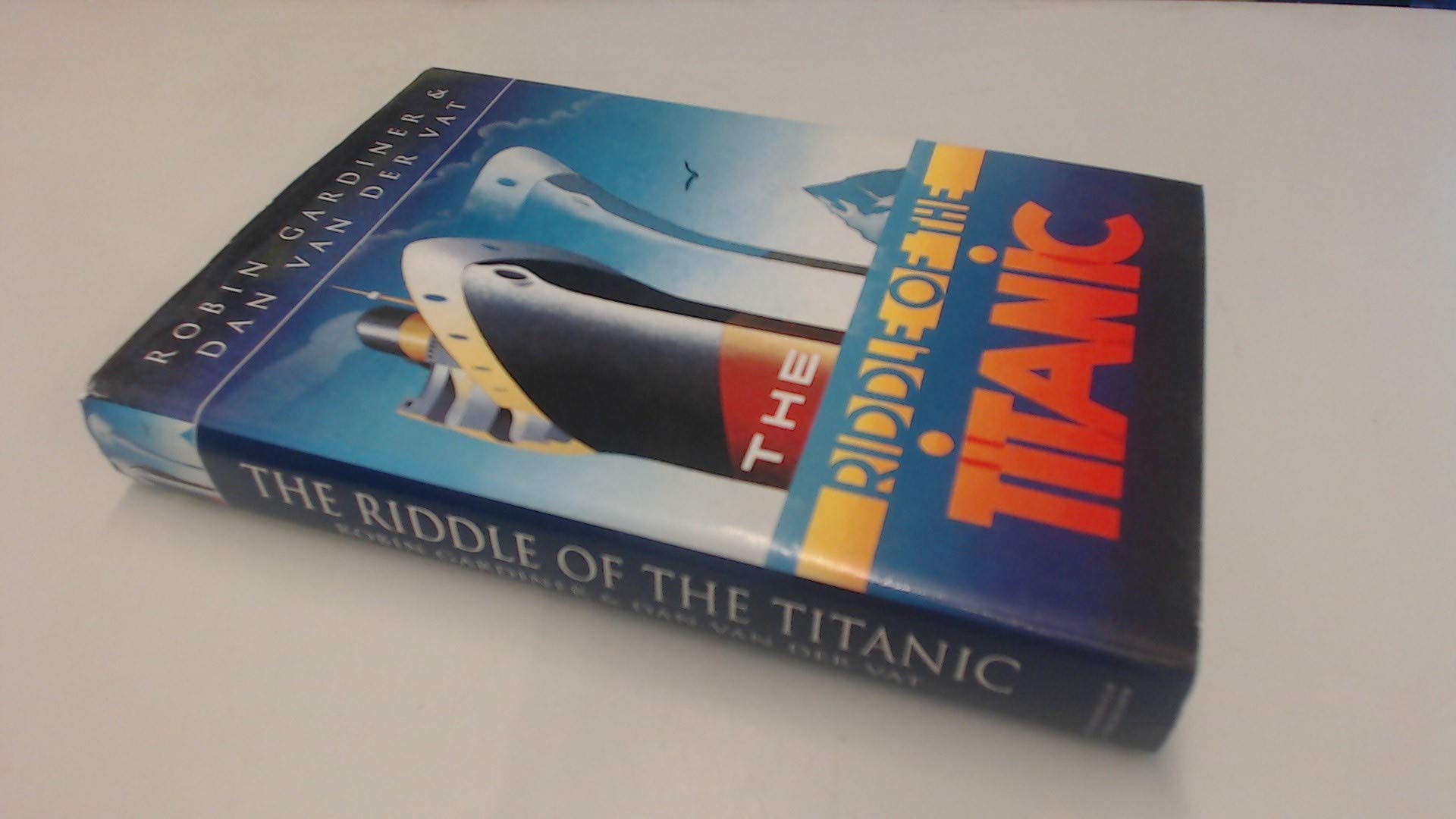 The riddle of the Titanic: Gardiner, Robin: 9780297815280: Amazon.com ...