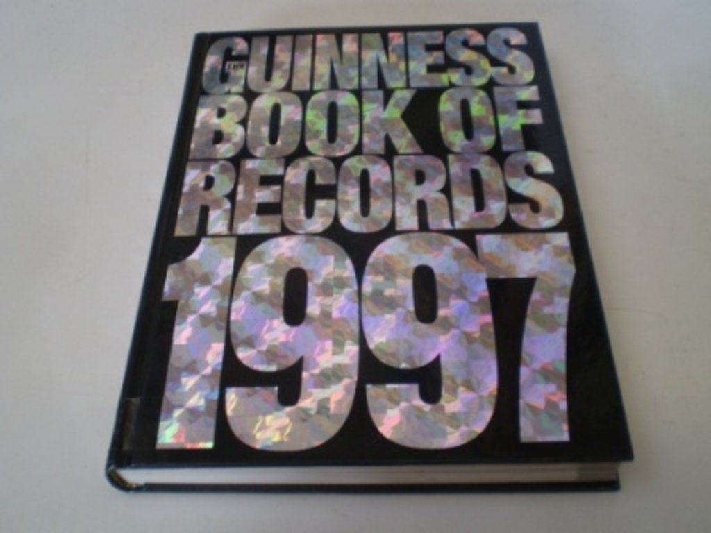 The Guinness Book of Records: 1997: Wyse, Elizabeth: 9780851126937 ...