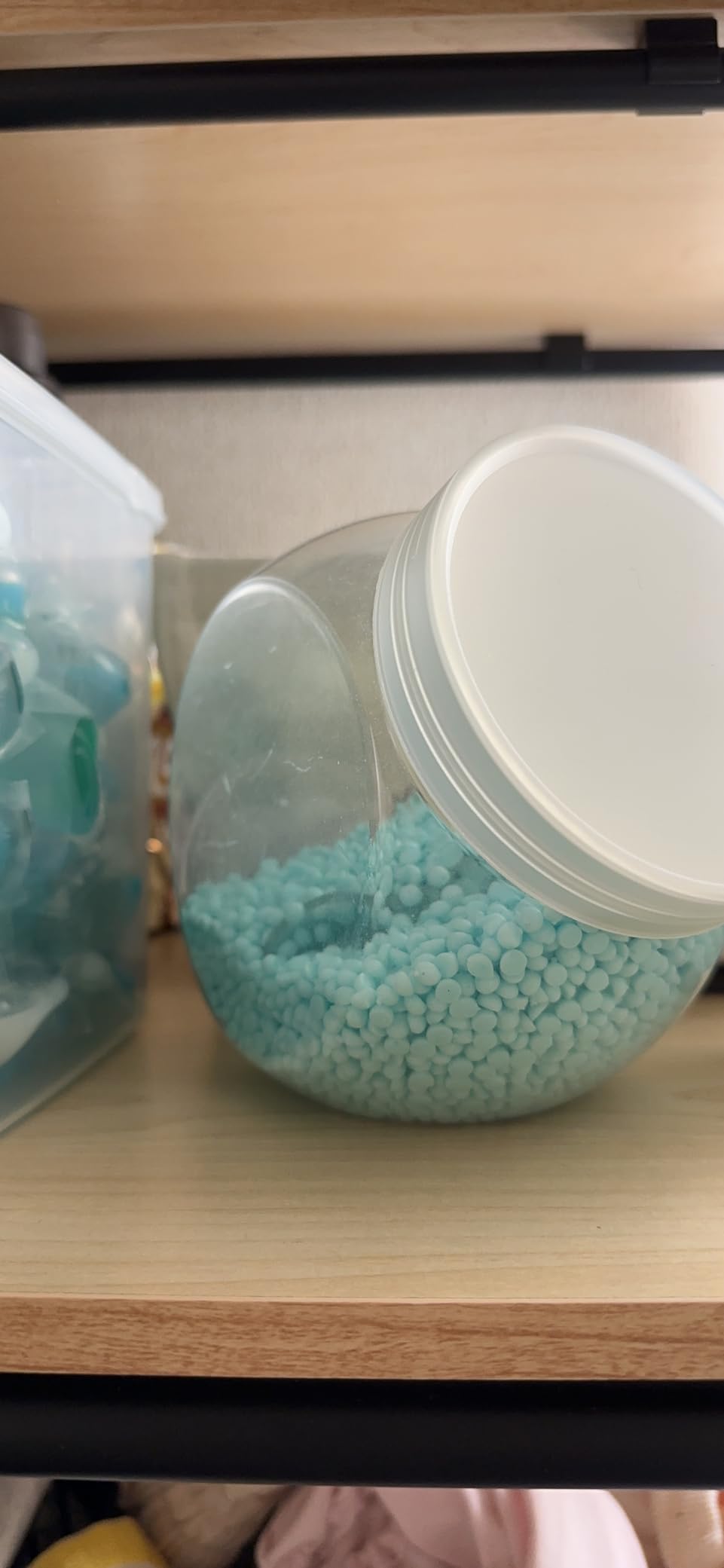 Amazon | レノア ハピネス アロマジュエル 香り付け専用ビーズ パステルフローラル&ブロッサム TinyTAN限定コラボパッケージ 詰め替え 1,080mL | レノア | 液体柔軟剤