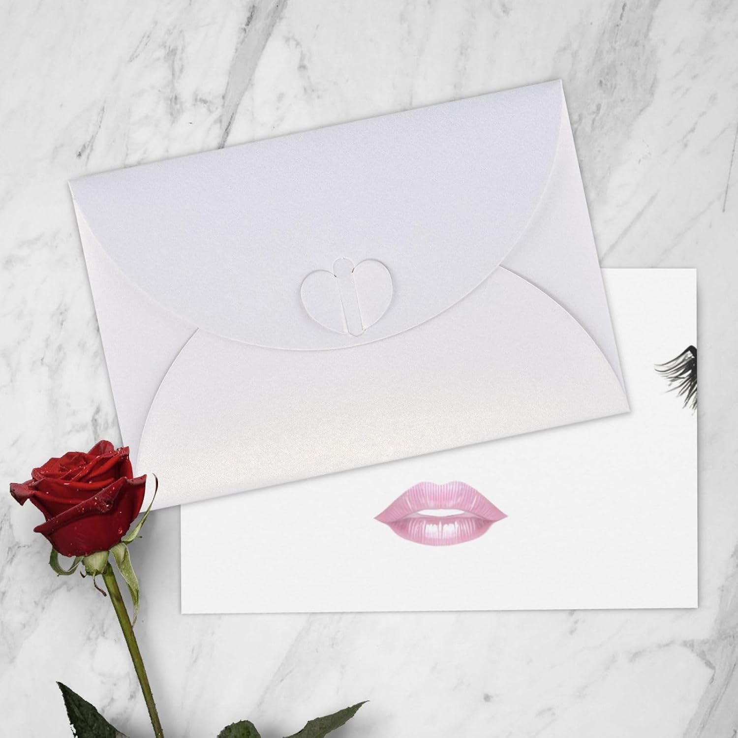 Tarjeta de felicitación de papel perla blanca con labios de pestañas ...