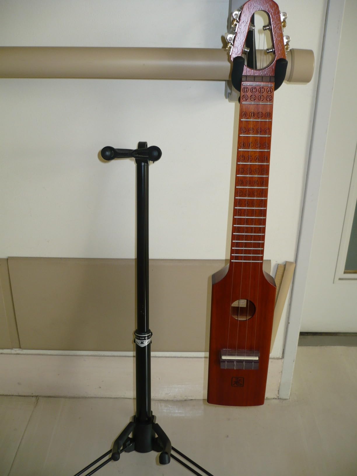 Amazon.co.jp: summina 23" アコースティック コンサート ウクレレ コンパクトサイズ 彫刻音階＆コードチャートキャリーバッグ付き : 楽器・音響機器