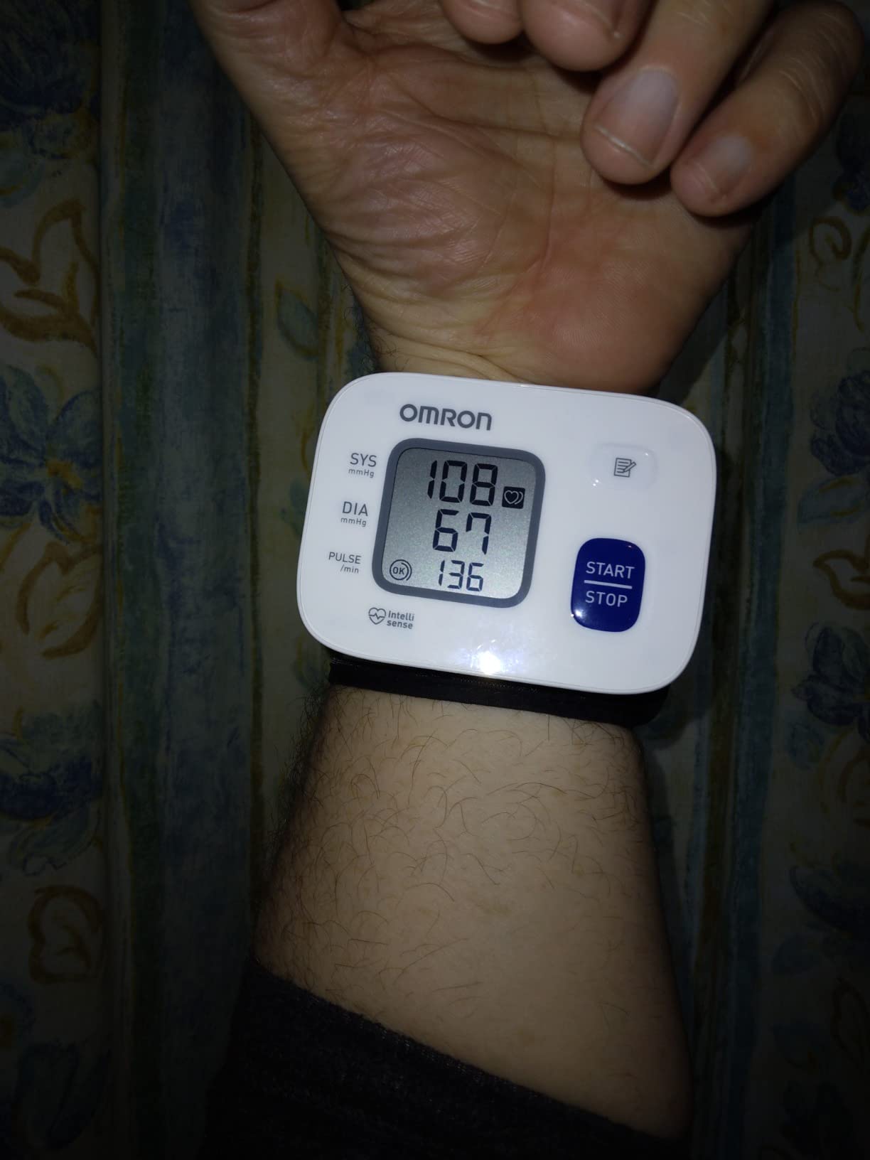 Omron RS2 Wrist Blood Pressure Monitor : Amazon.co.uk: Health ...