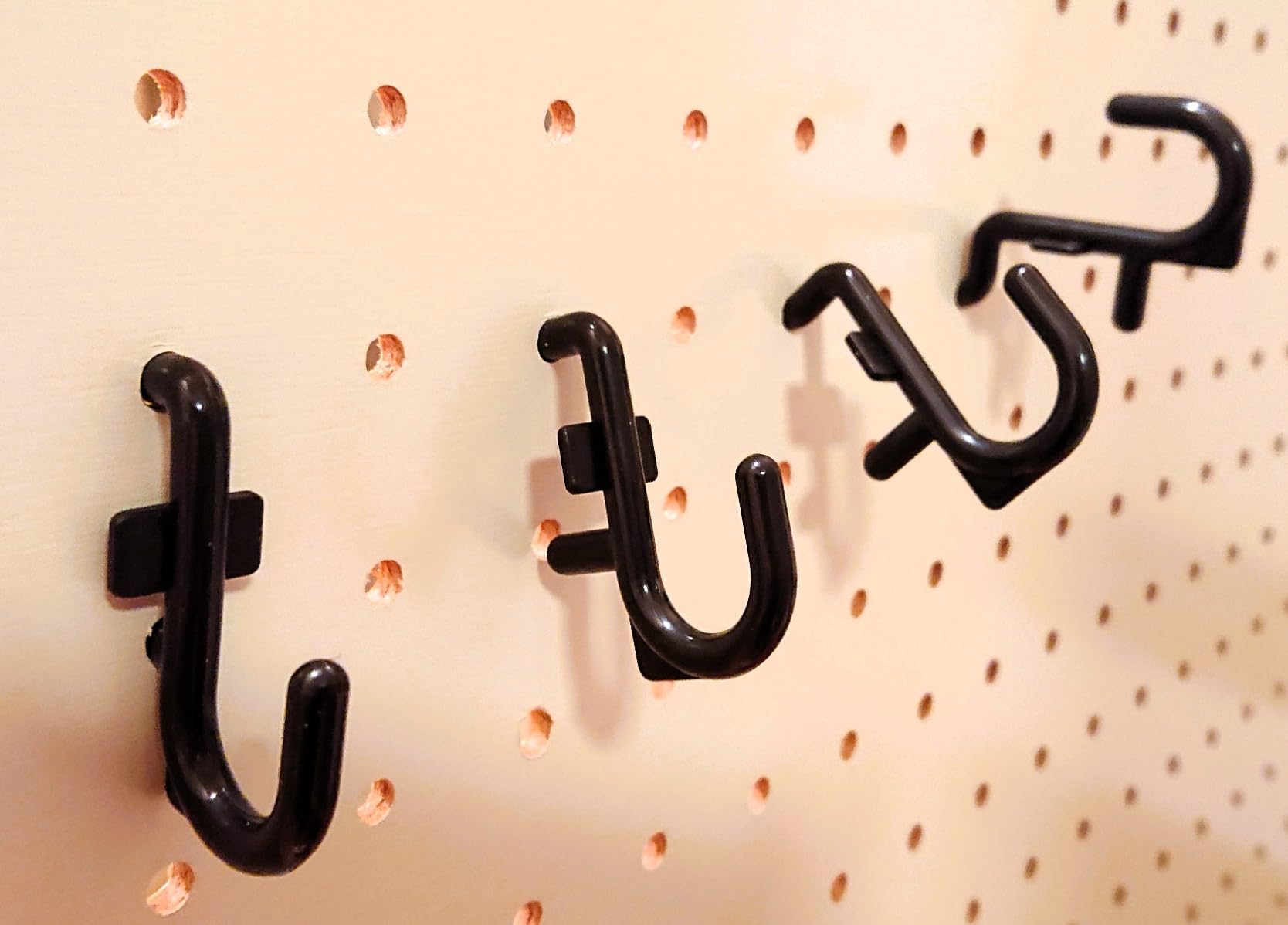 Amazon | Nivithi メッシュパネル用 樹脂フック ネットフック 有孔ボードフック 壁掛け収納 吊下げフック ペグボード パーツ ...