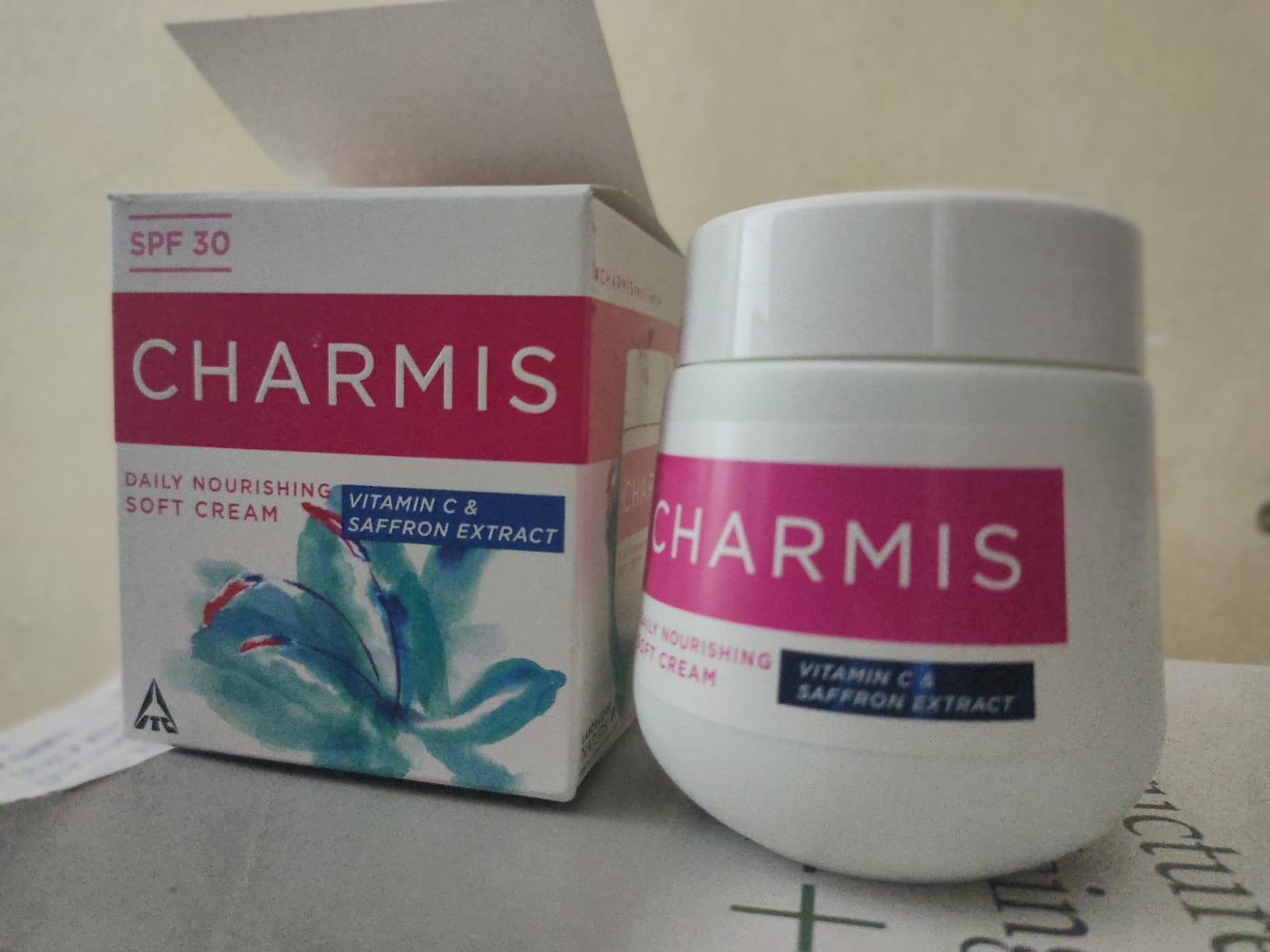 Charmis Daily Nourishing Vitamin C Soft Cream with Saffron Extracts and ...