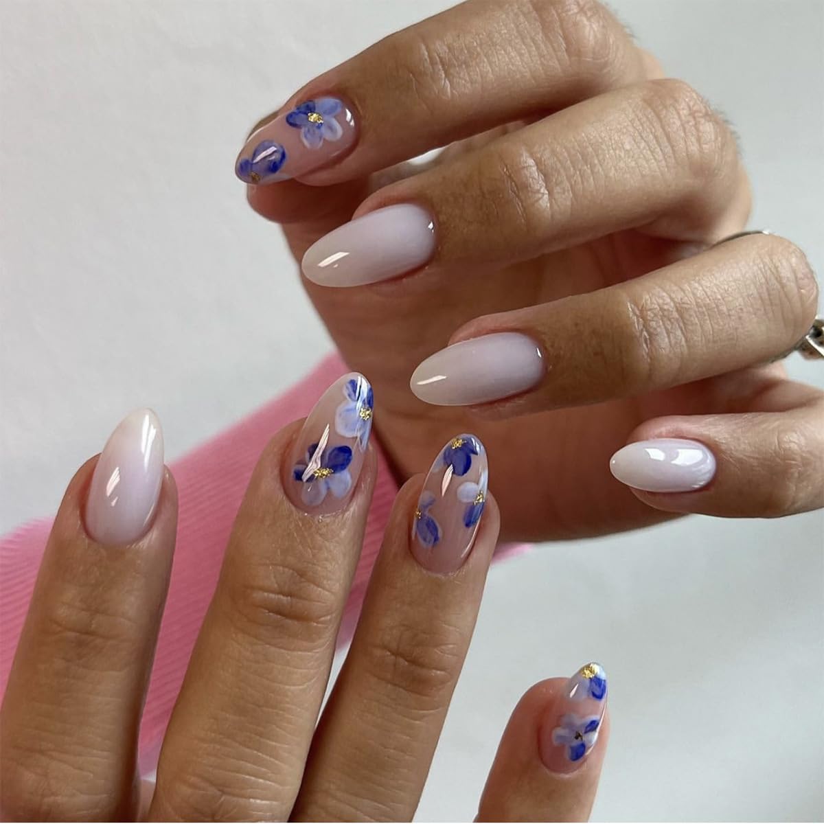 Amazon.com: IMSOHOT Press on Nails Oval Short Fake Nails White Blue ...