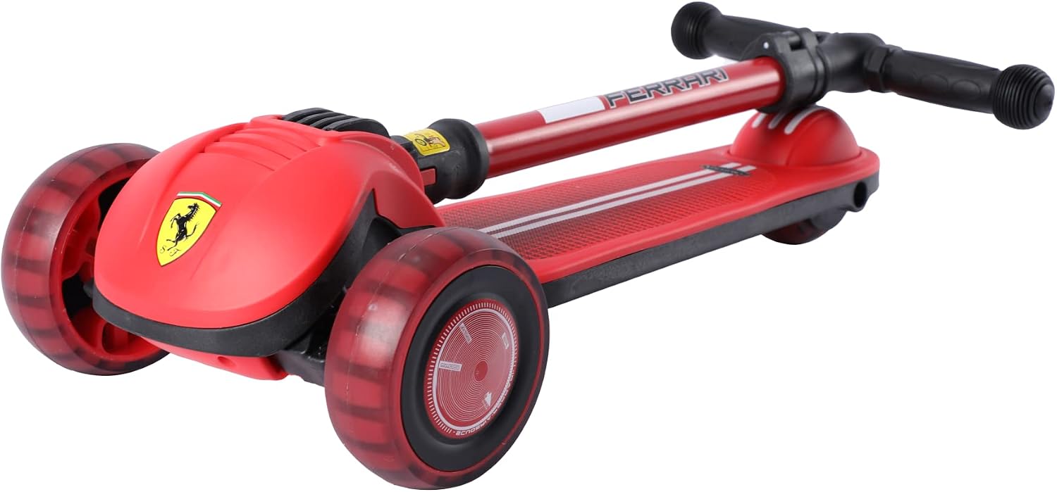 Dakott Ferrari Scooter Ferrari de tres ruedas, inclinado para conducir ...