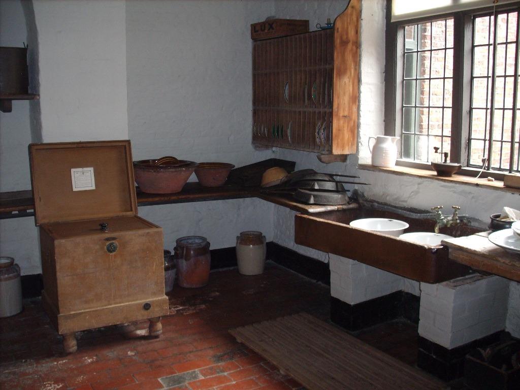 Servants' Hall: Domestic History of Erddig: Amazon.co.uk: Waterson ...