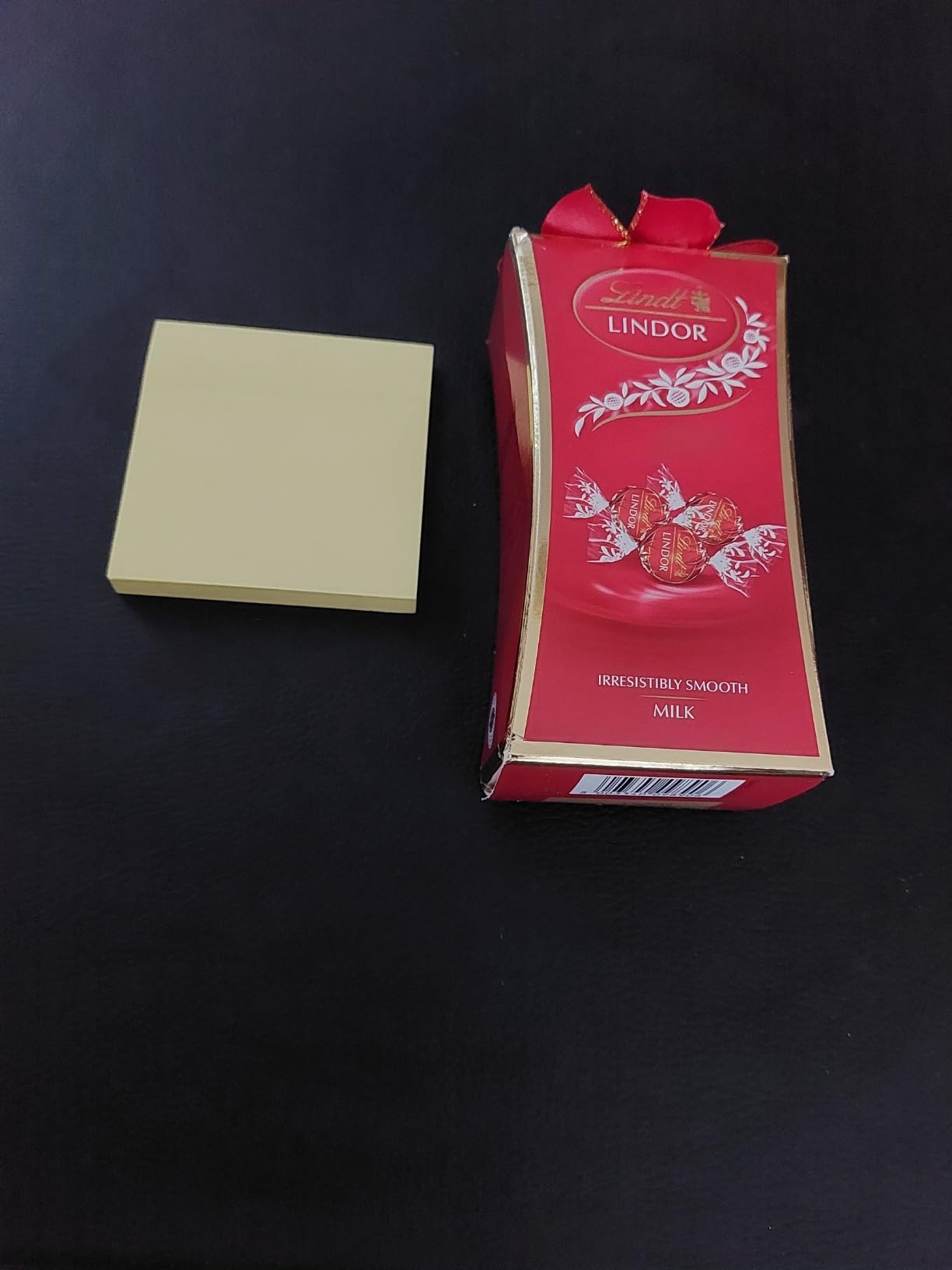Lindt Lindor Milk Chocolate Bow Gift Box | 75 g | Contains Milk ...