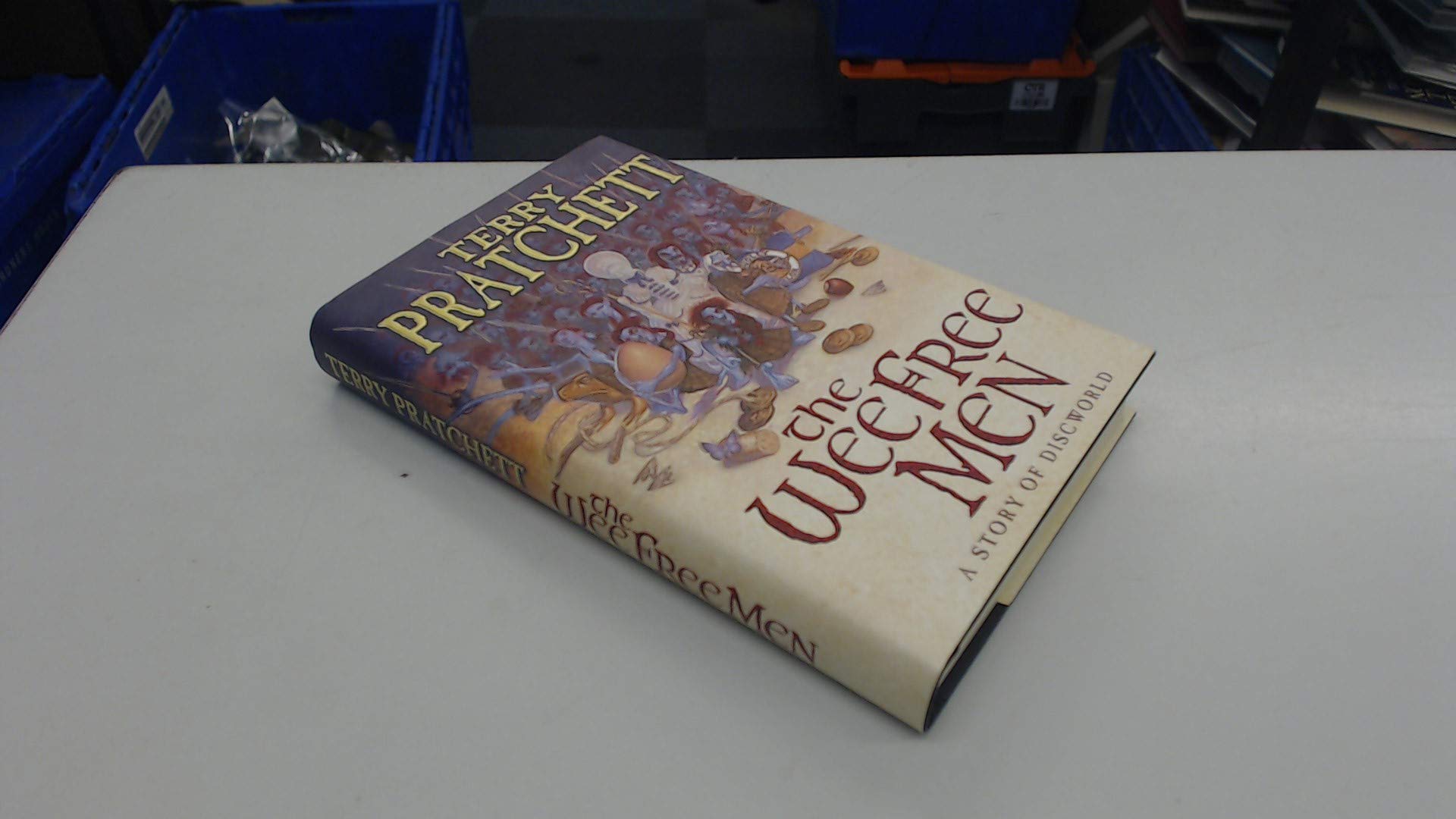 Amazon.com: The Wee Free Men: A Story of Discworld: 9780060012366 ...