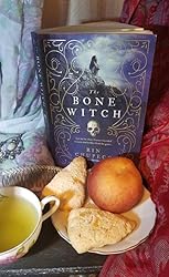 Amazon.com: The Bone Witch (The Bone Witch, 1): 9781492635826: Chupeco ...
