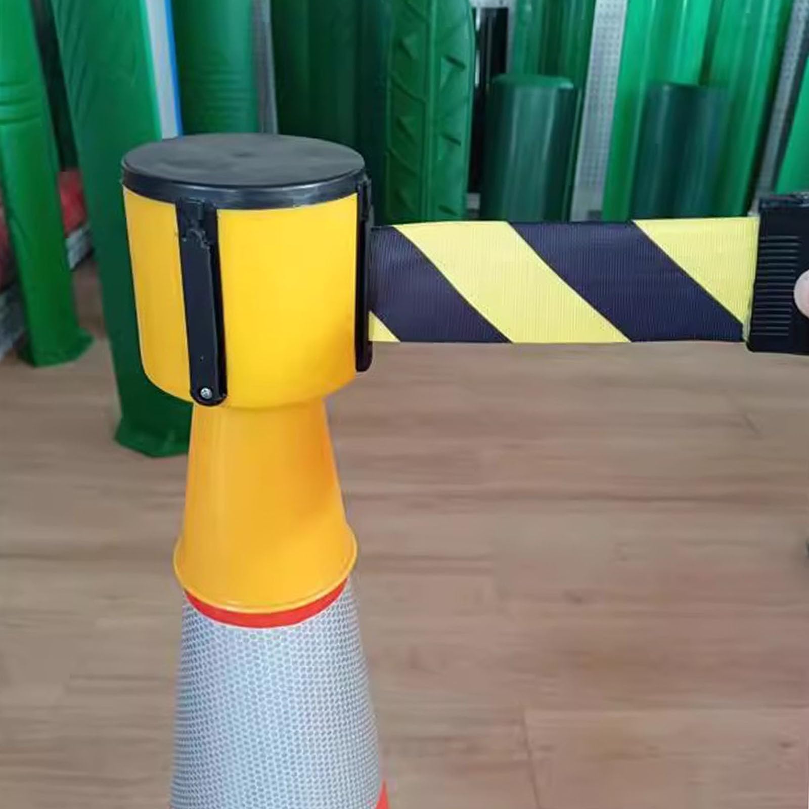 Cone-Mounted Retractable Belt Barrier, 2/3/5 M Retractable Traffic Cone ...