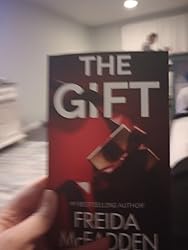Amazon.com: The Gift: A Christmas Thriller Novelette eBook : McFadden, Freida: Kindle Store