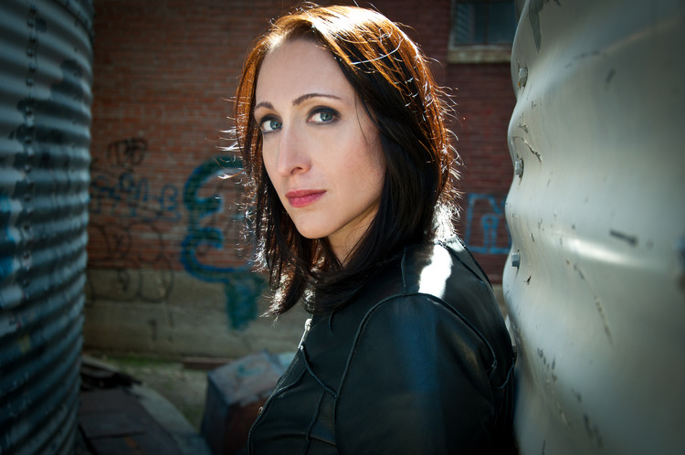 Amazon.co.jp: Taylor Stevens: 本、バイオグラフィー、最新アップデート