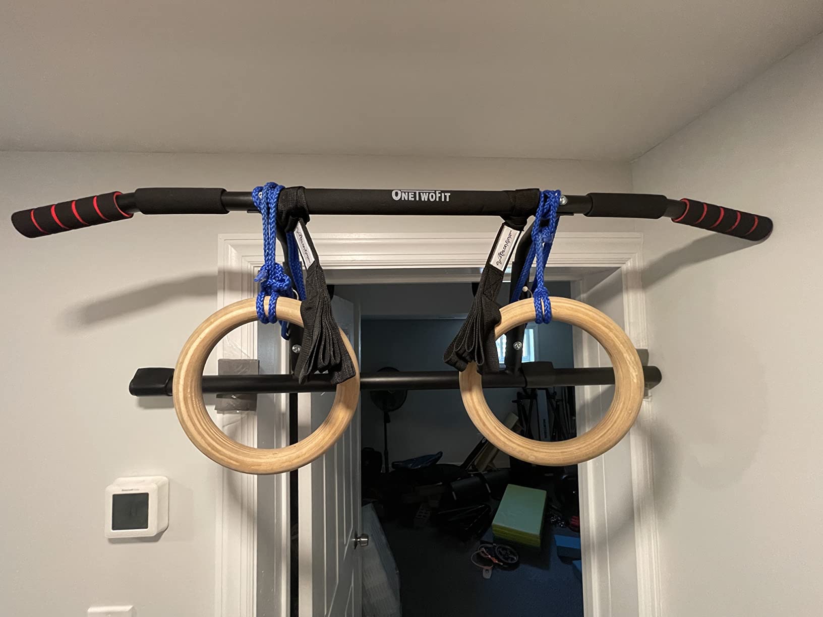 Amazon.com : ONETWOFIT Pull Up Bar For Doorway, No Screw Strength ...