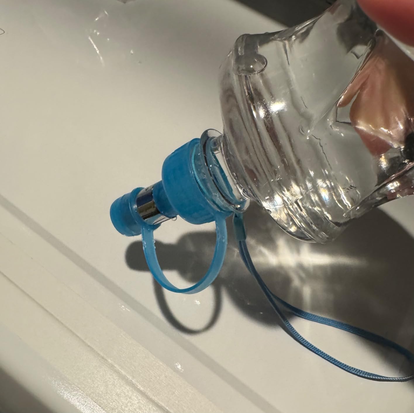 Amazon | AllBright 給水ボトル 水飲み器 犬 散歩 おでかけ イヌ用 給水 水分補給 ペットボトル ペット (ブルー ...