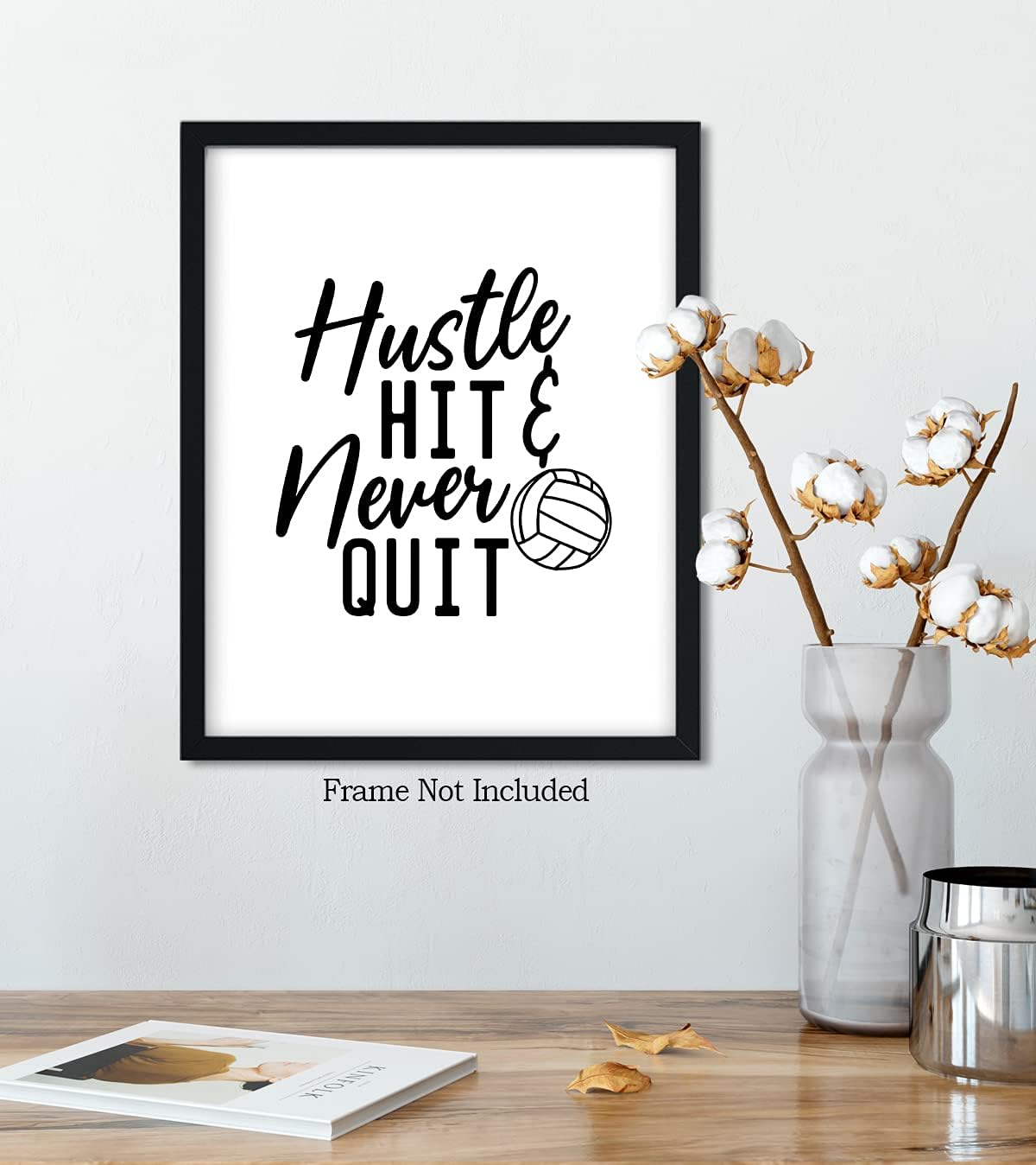 Hustle Hit & Never Quit – Arte de pared con cita motivacional de voleibol con un fondo blanco ...