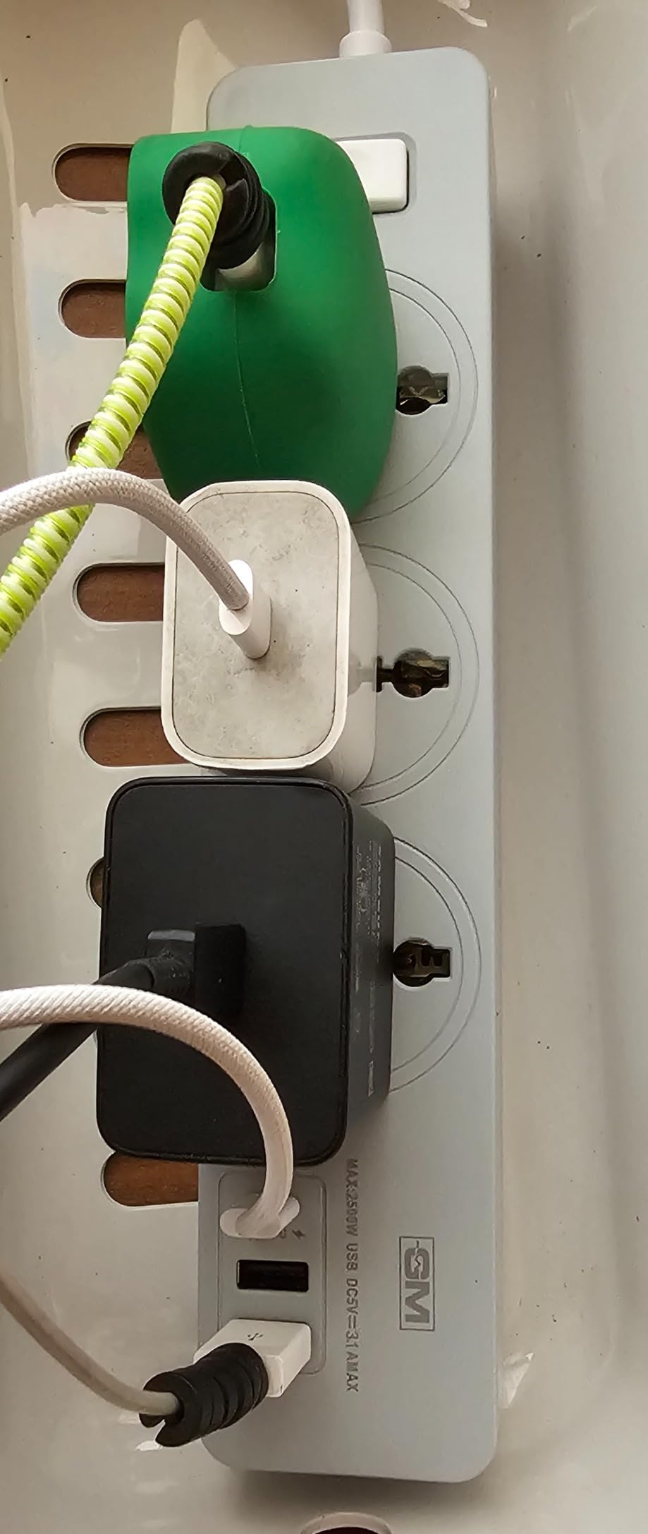 GM Cuba 3341 Power Strip with USB Type–C & 3 International Sockets ...