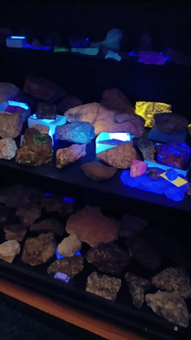 Watch 365nm Shortwave Uv Light for Minerals Rock Hunting Black Light ...