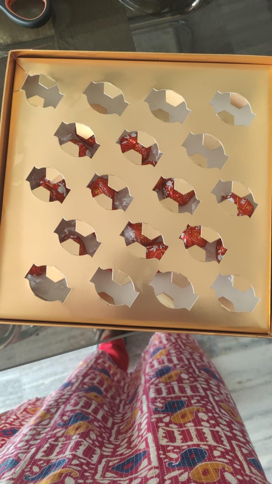 Lindt Lindor Milk Cornet Chocolate Festive Gift Pack - 225 Gram (18 ...