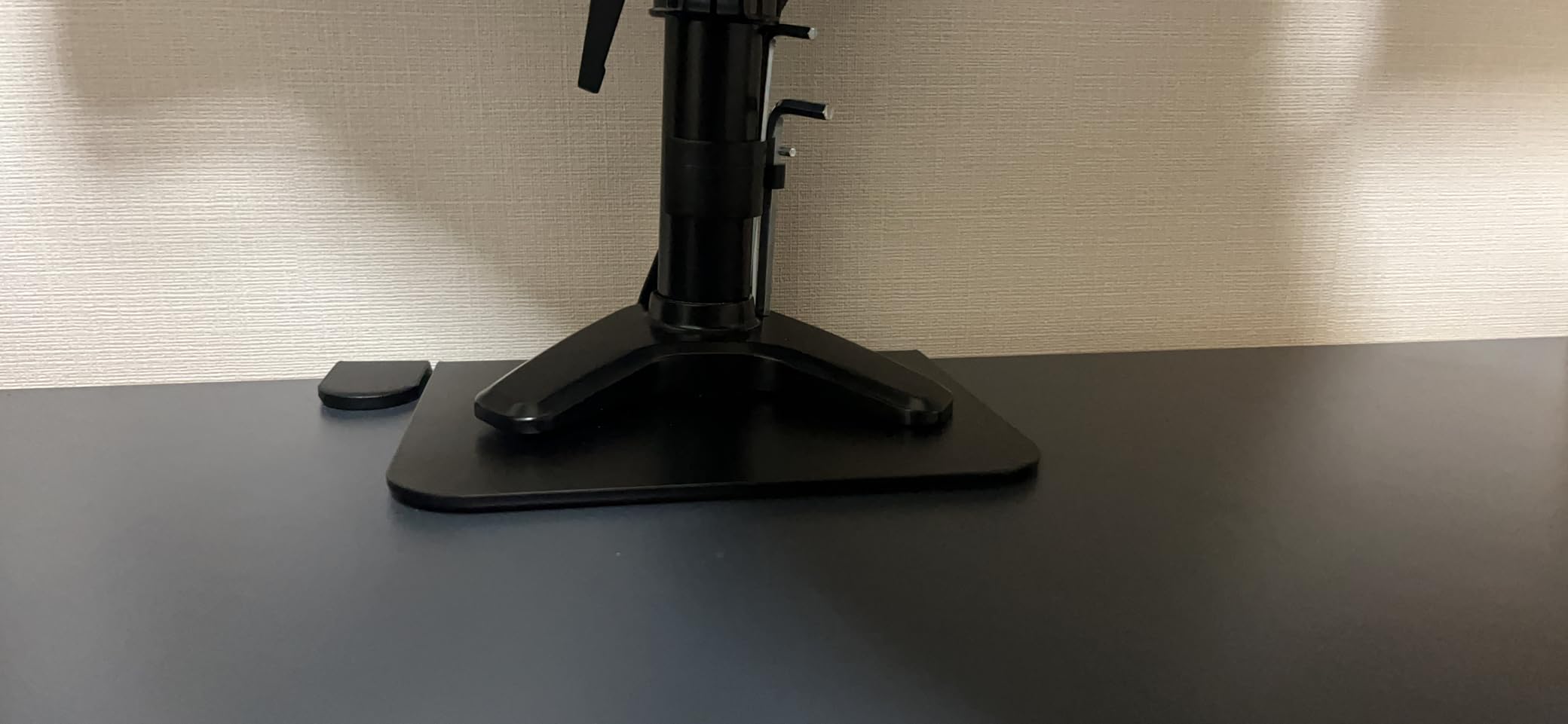 Amazon.co.jp: イーサプライ モニターアーム 補強プレート 傷防止 クランプ式 デスク保護 天板補強 滑り止めシート付き 白 ホワイト EEX-LAPT01WH : パソコン・周辺機器