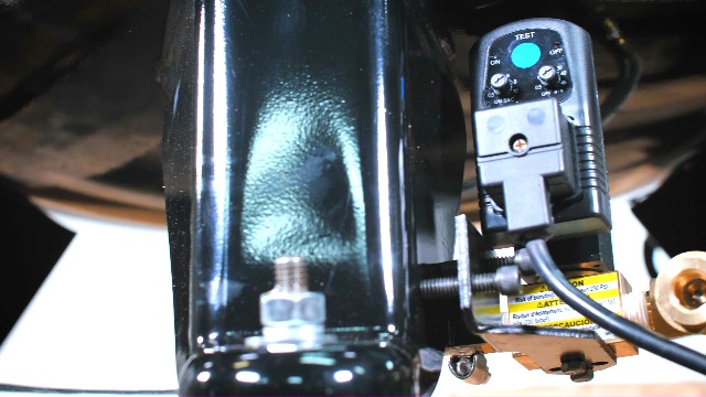 Watch Features & Benefits Video of the Industrial Air Automatic Tank ...