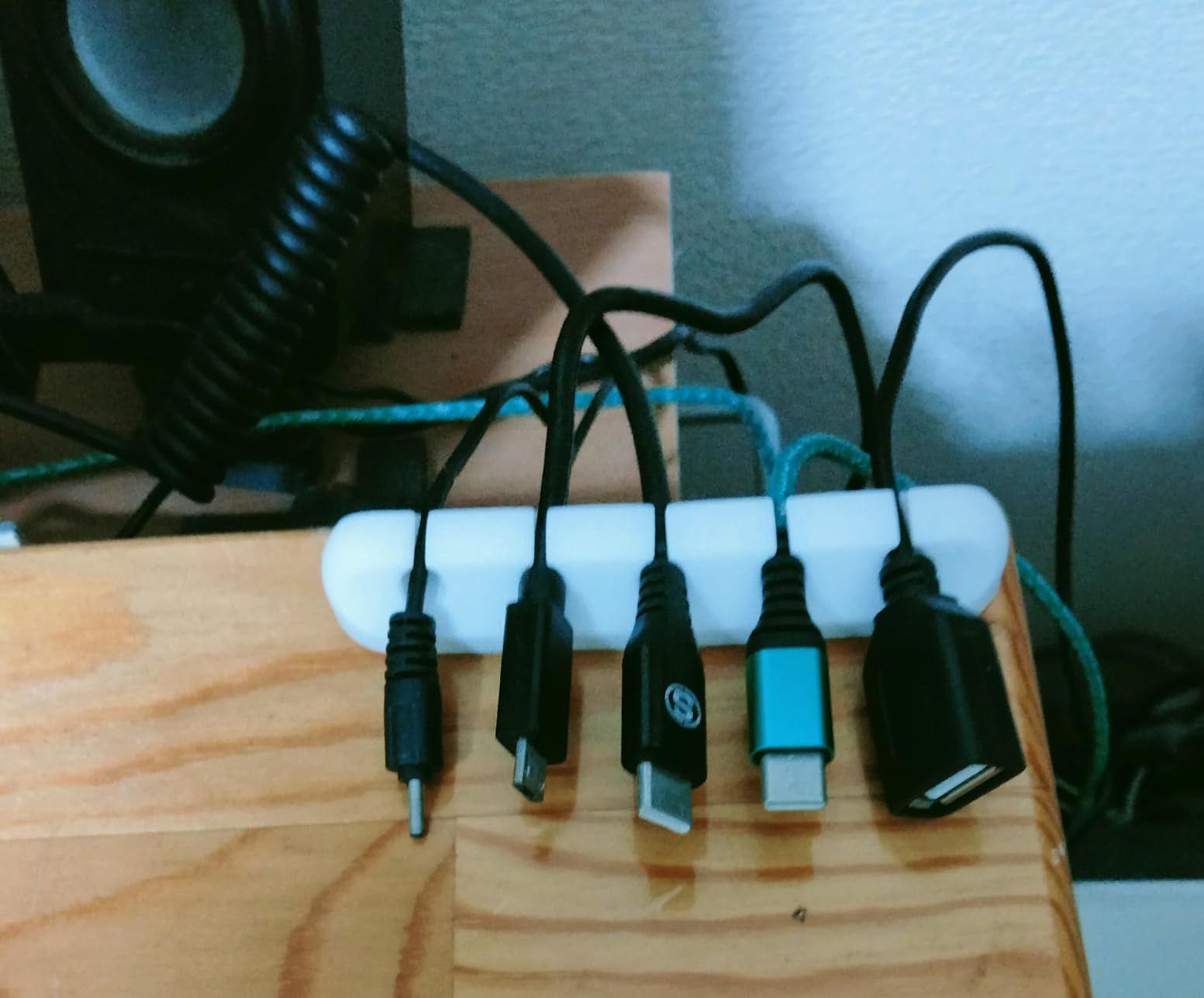 Amazon.co.jp: Bawagu ケーブルホルダー 半透明 2個入れ 良い粘着力 柔軟材質 両面テープ 固定 太いケーブル対応 複数のケーブルに適用 デスクコード 車内 台所 部屋 ...