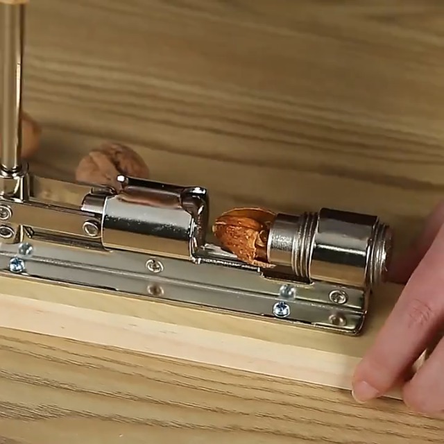 THW Heavy Duty Nutcracker Manual Mechanical