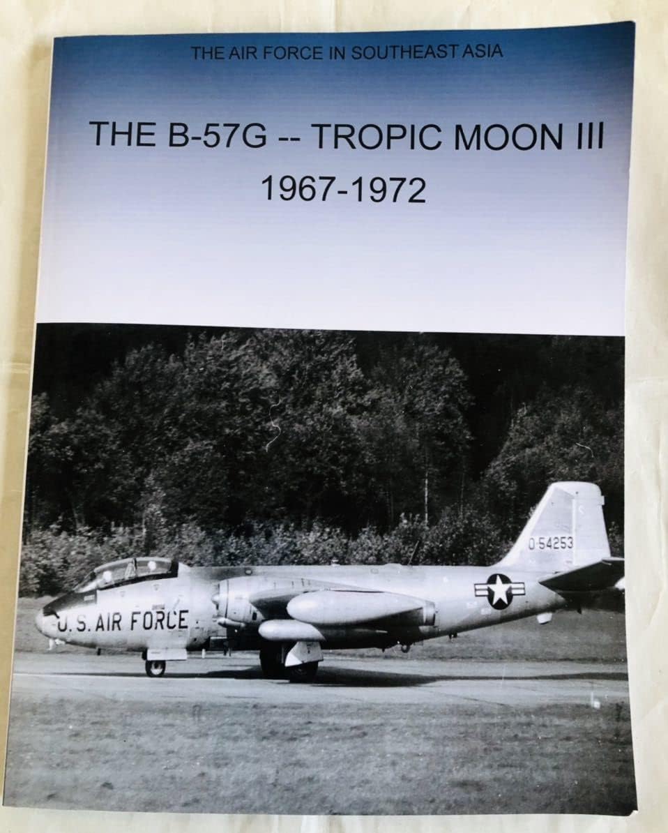 Amazon.co.jp: 洋書The B-57g Tropic Moon III 1967-1972/B-57 キャンベラ アメリカ空軍 マーティン社 戦術爆撃機 : ホビー