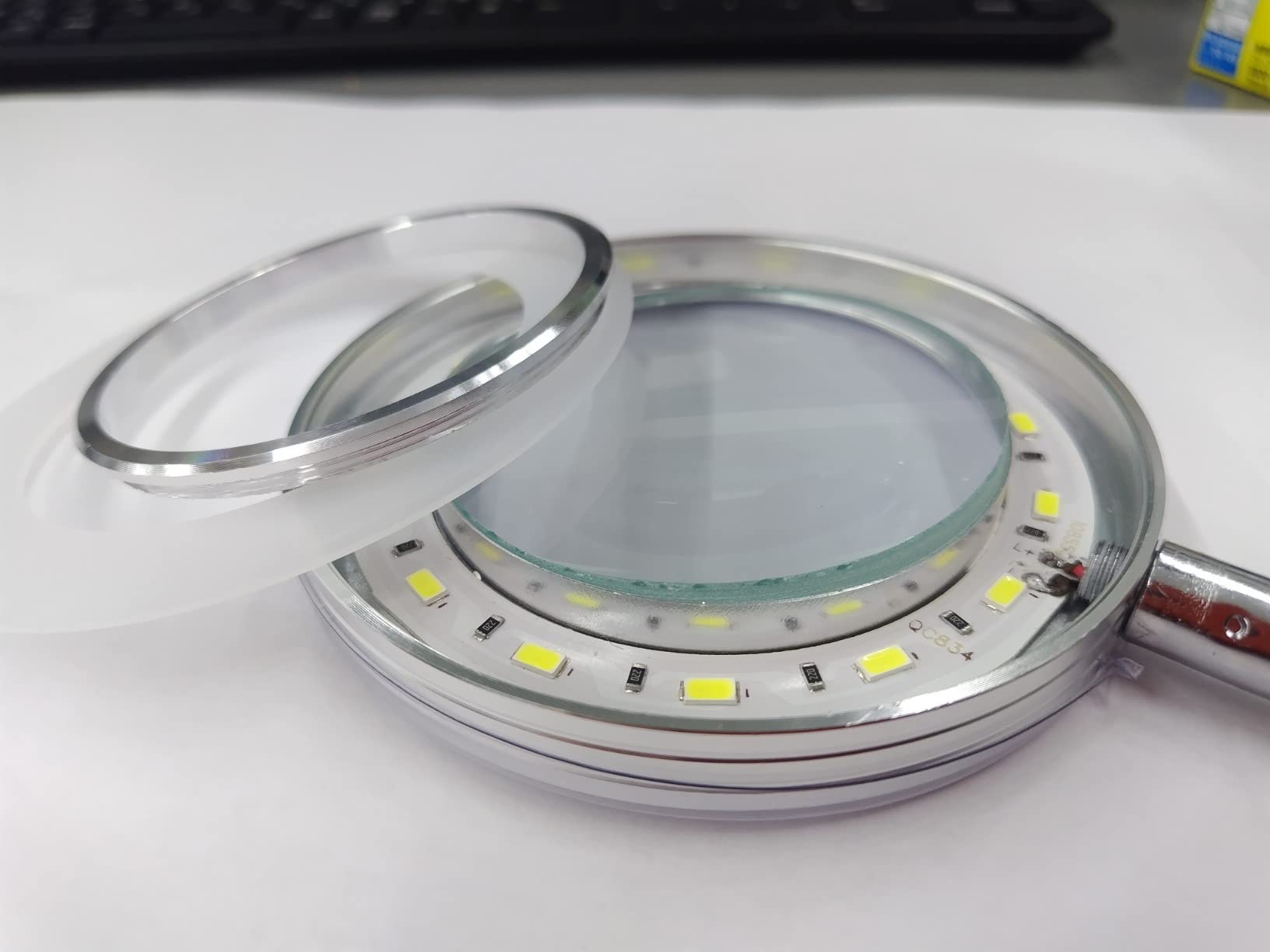 Amazon.co.jp: Shuiling 拡大鏡 ルーペ ledライト付き スタンド式 8倍の倍率拡大鏡を搭載 USB給電 10w 5V 2A レンズ径10.5cm 角度調整可能 360 ...