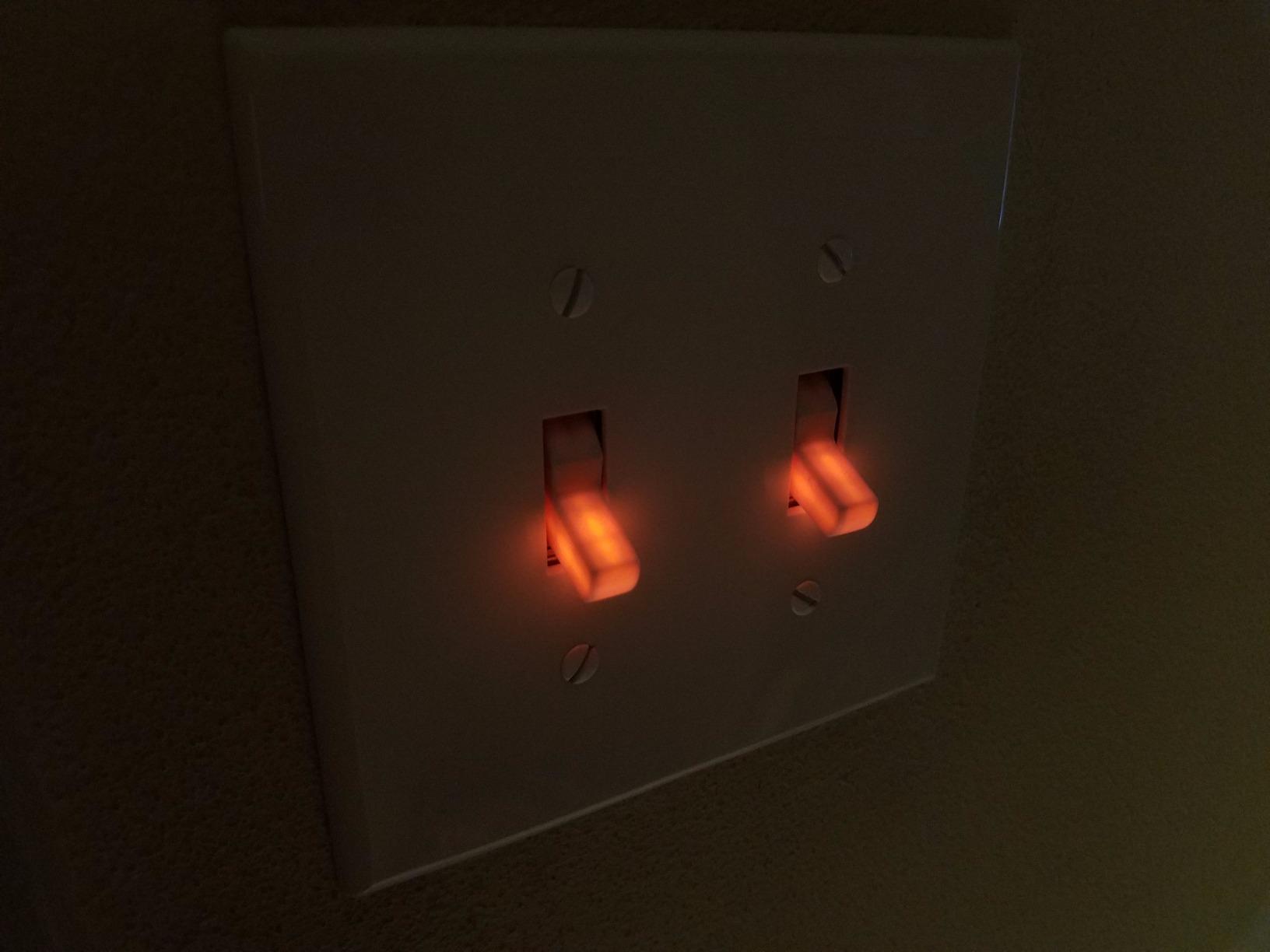 Leviton 5501-LHW 15 Amp, 120 Volt, Toggle Lighted Handle, Illuminated ...