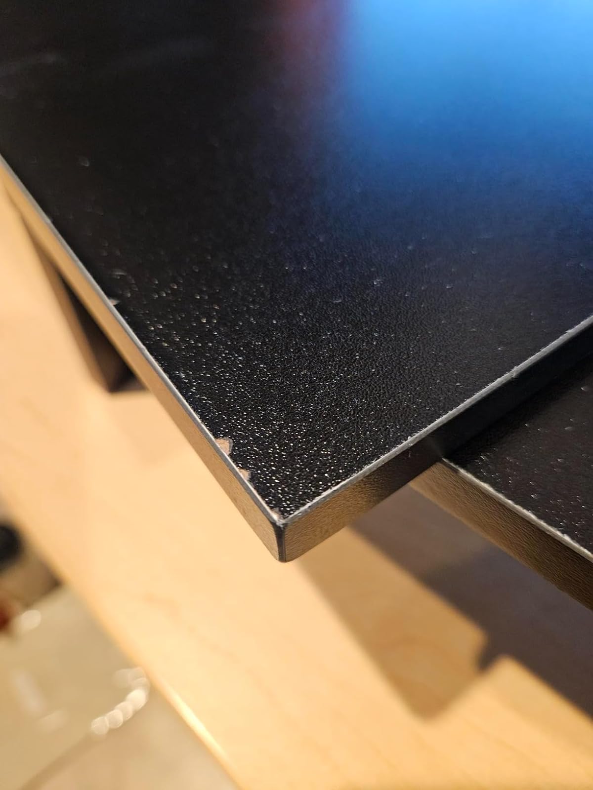 Creates a lot of space on the desk.