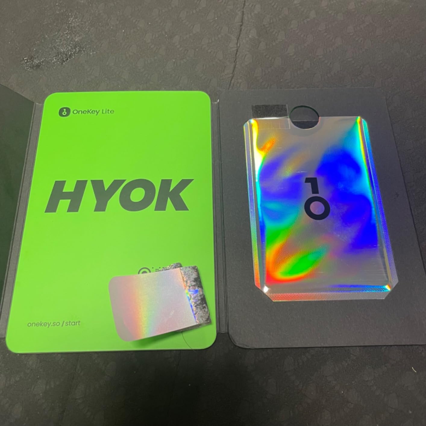 Amazon | [OneKey] Lite - 暗号通貨のための安全なニーモニック・フレーズ・バックアップ・カード, オープンソース・リカバリー・フレーズ・バックアップ, 暗号シード ...