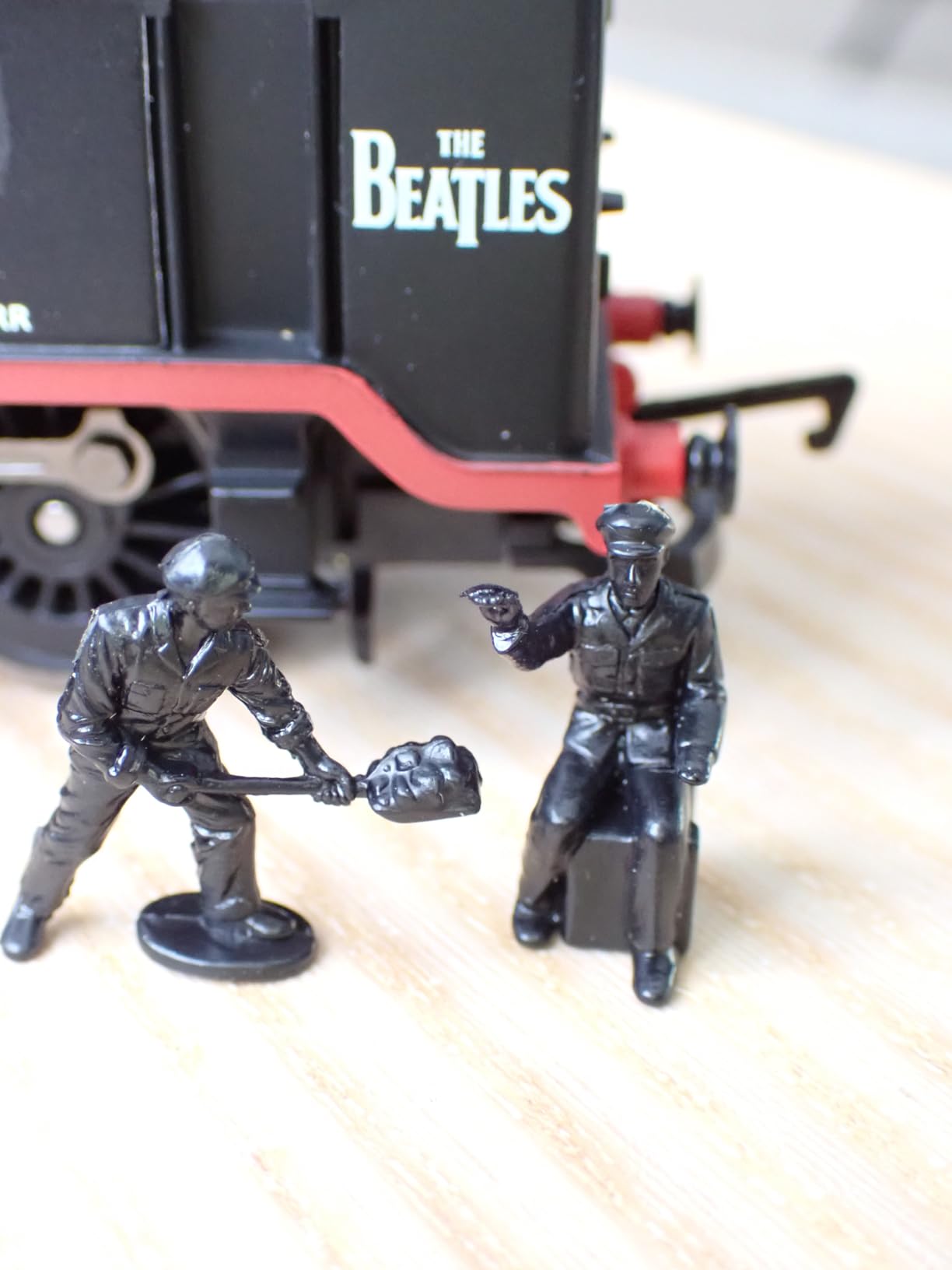 Hornby Steam Train - R30336 The Beatles 0-6-0 00 Gauge Locomotives for ...