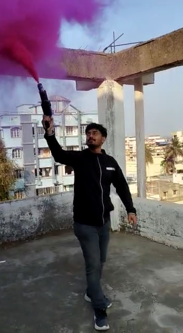 Hand Held Gun Toy Kind of Celebrations with Color 6 Refills