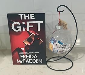 Amazon.com: The Gift: A Christmas Thriller Novelette eBook : McFadden, Freida: Kindle Store