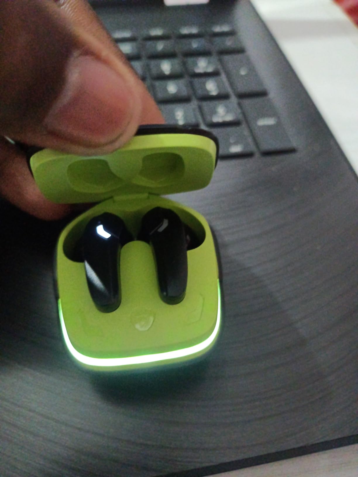 (Refurbished) AmazonBasics True Wireless in-Ear Earbuds with Mic, Touch ...