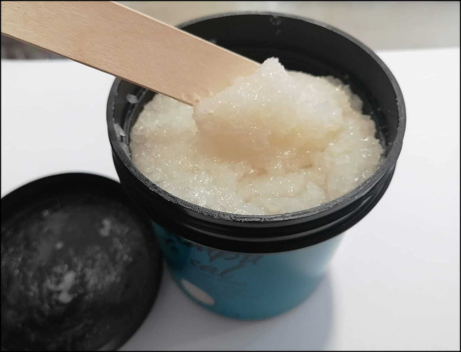 Salt shampoo formulated based on sea salt that provides shine, body and ...