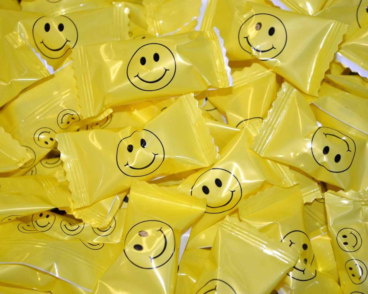 Amazon.com : Kidsmania Laser Pop Emoji Pop with Lollipops, 12 Count ...