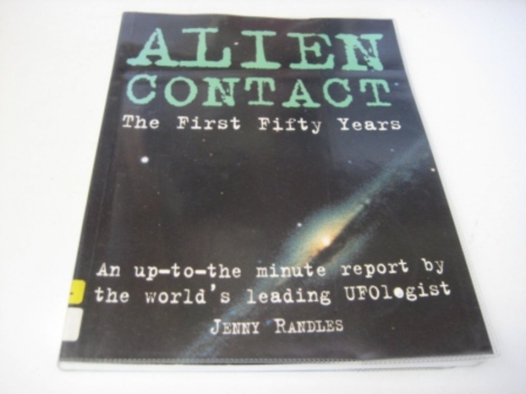 Amazon.com: Alien Contact : The First 50 Years: 9781855854543: Randles ...