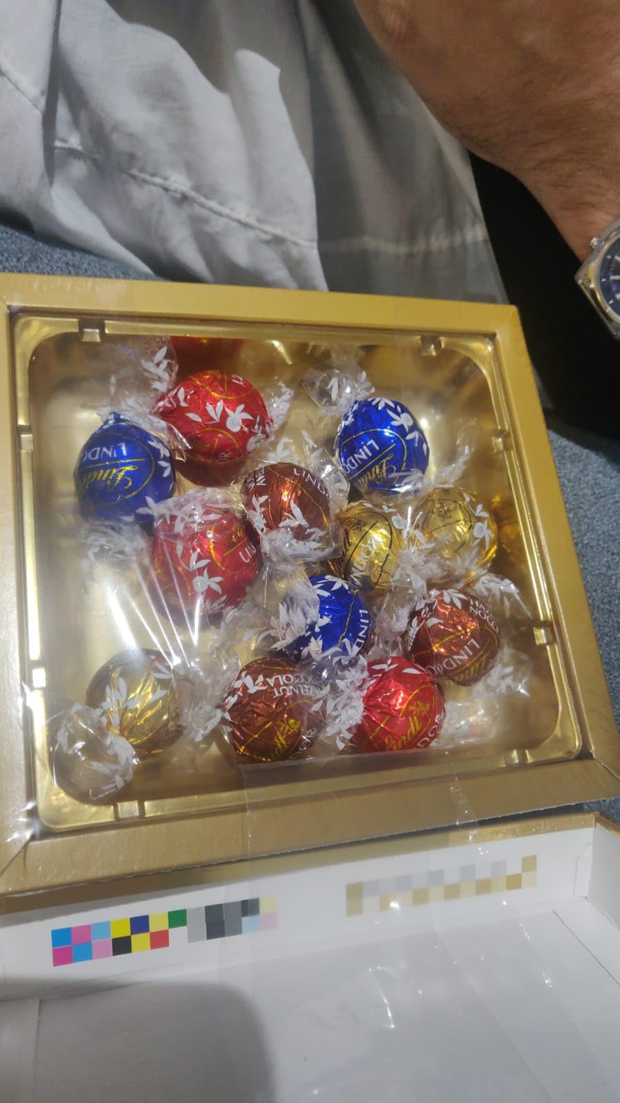 Lindt Lindor Assorted Chocolate Gift Box 150g : Amazon.com.au: Pantry ...