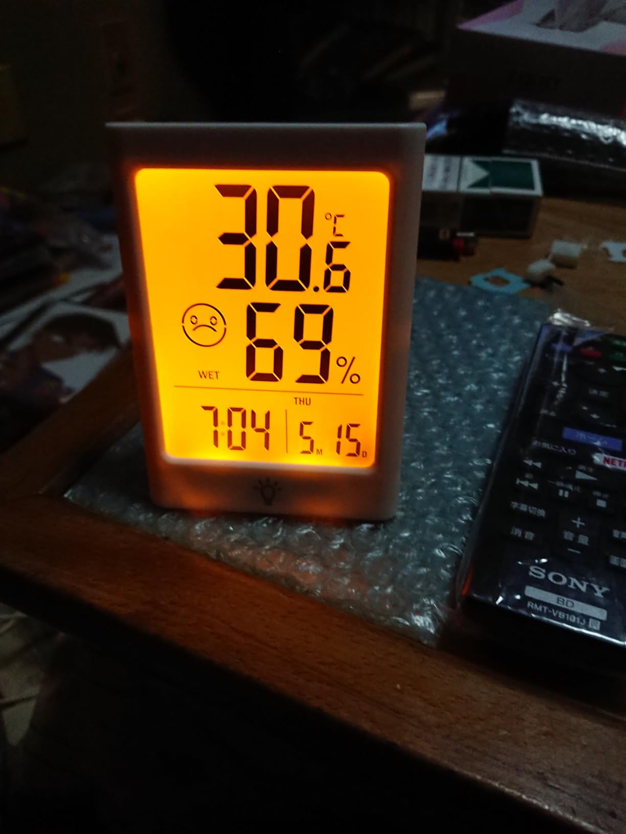 Amazon.co.jp: Timloon デジタル温湿度計 室内温度湿度計 LCD大画面 バックライト機能 快適レベル 時計 カレンダー アラーム 壁掛け 卓上 マグネット 健康管理 温度 ...