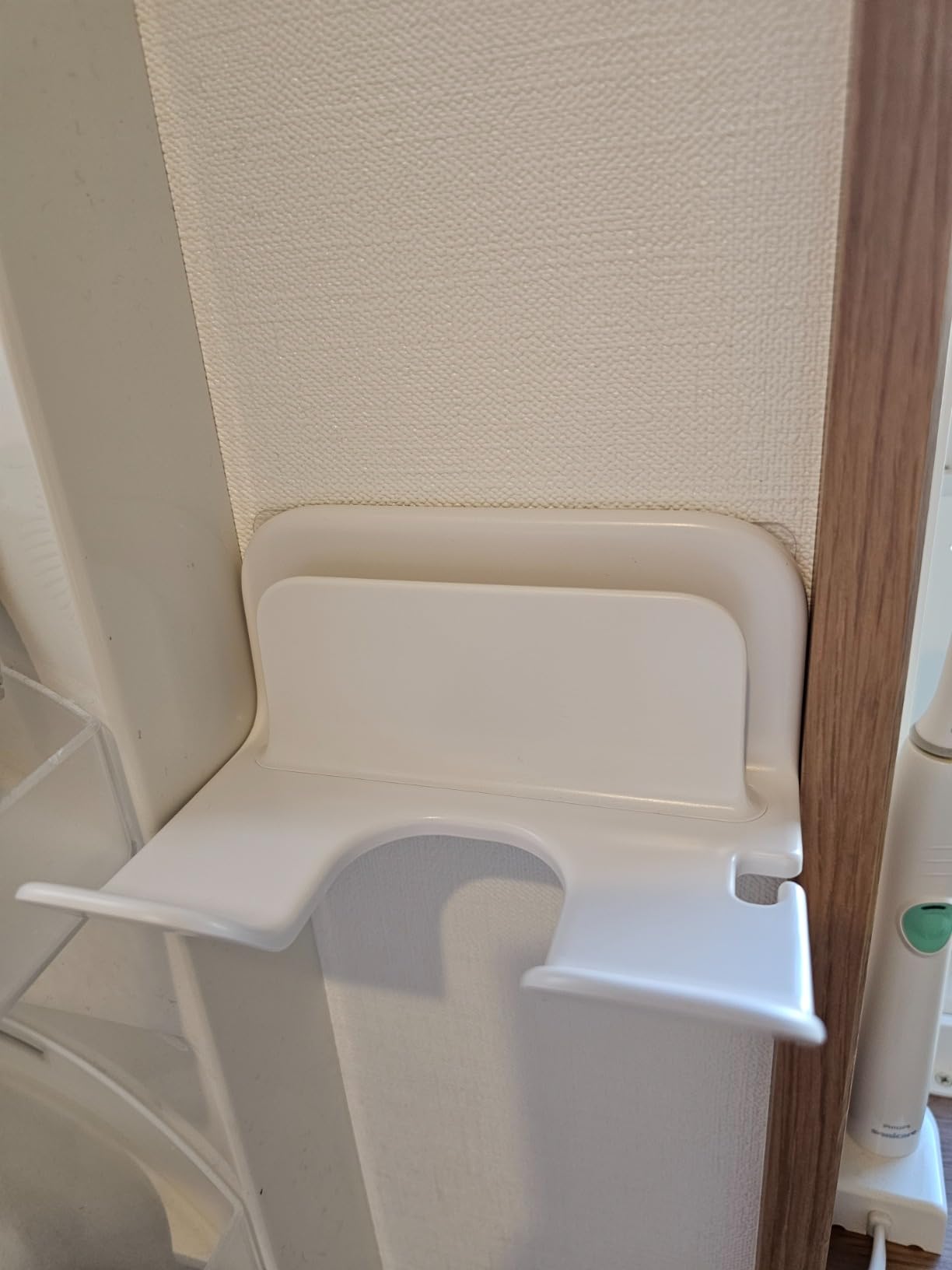 Amazon.co.jp: DoocliB ドライヤー スタンド ドライヤーホルダー 壁掛け 強力粘着 ドライヤー置き リファ ドライヤー スタンド 巻き取り 収納 コードもスッキリ収まる ...