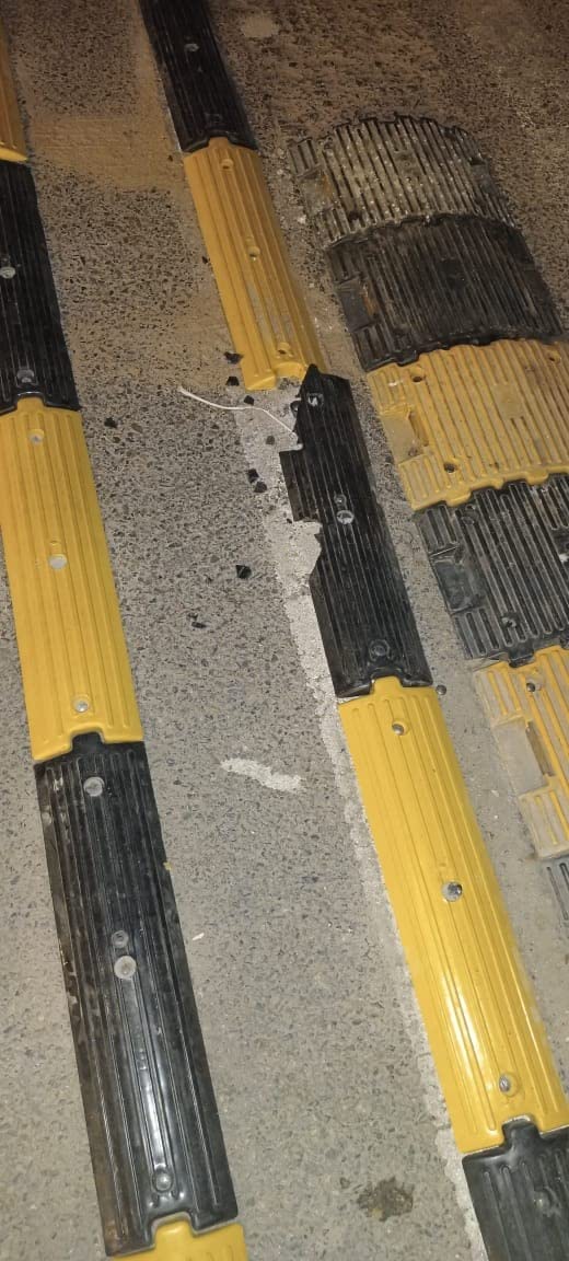 LADWA 16 Piece, 8 Mtrs Plastic Rumblers Road Safety Speed Breaker/Speed ...