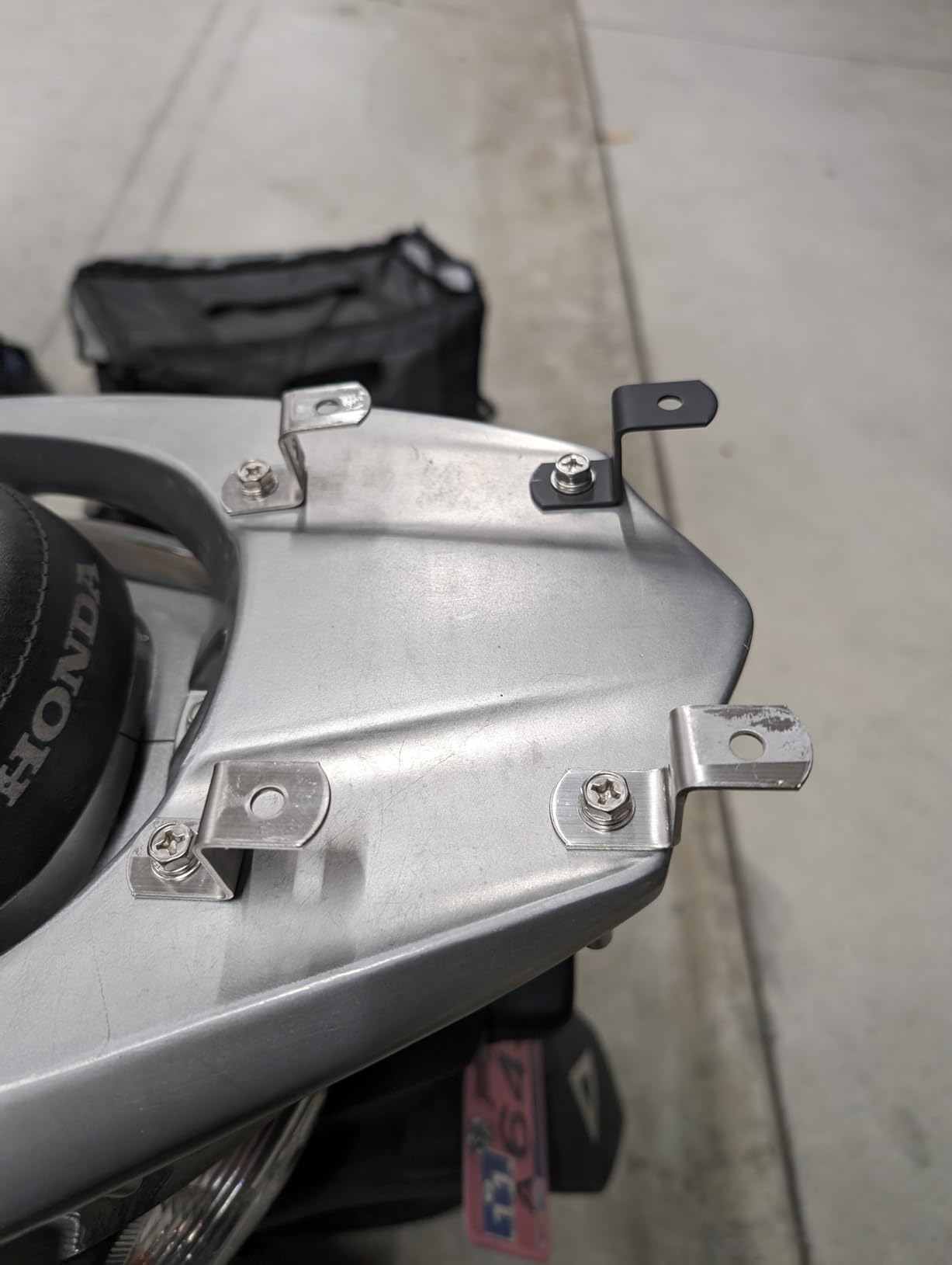 Amazon | ワールドウォーク Dio110 リアボックス装着用アタッチメント wca-61 | トップケース・リアボックス | 車＆バイク