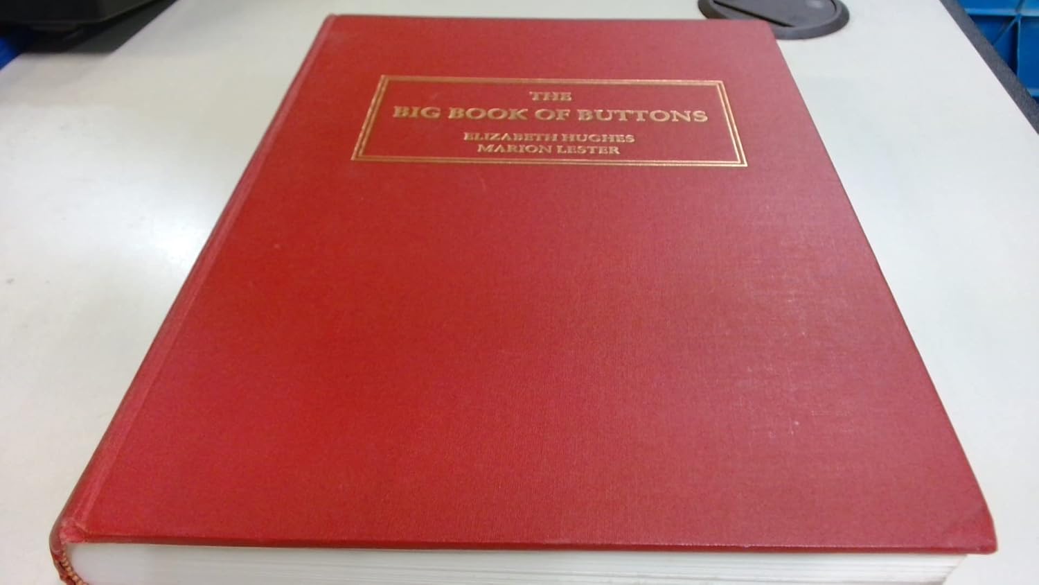 The Big Book of Buttons: Hughes, Elizabeth: 9780962904608: Amazon.com ...